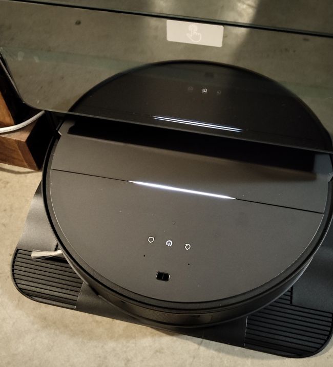 Roborock Saros 10 imuroi ja luuttuaa vaikket olisi edes kotona ...