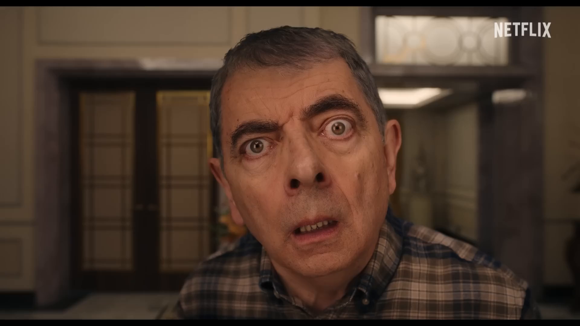 Rowan Atkinson vaihtaa kodinhoitajana toimimisen koulun vahtimestariksi ...