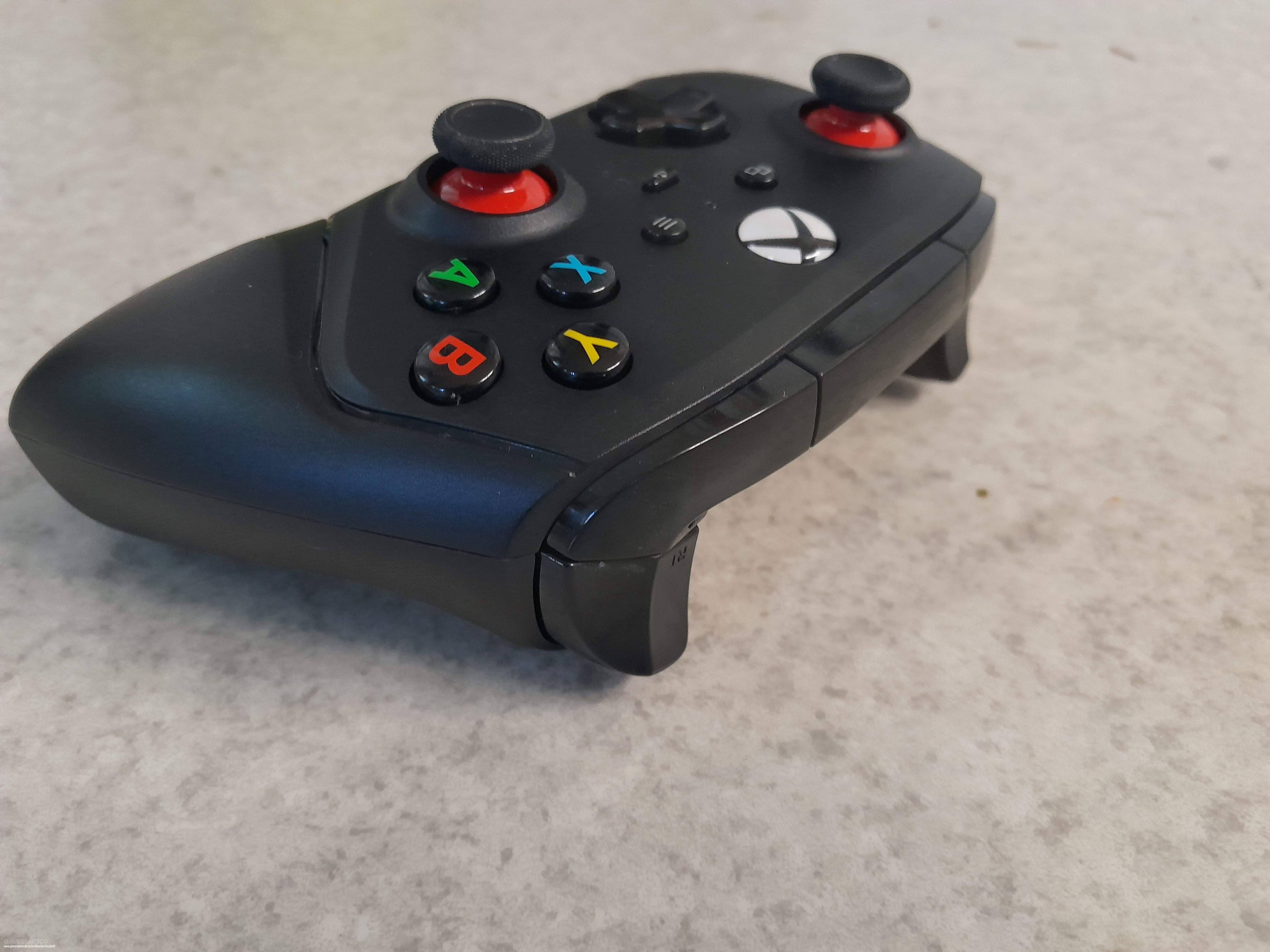HyperX Clutch Gladiate Wired Controller For Xbox on hintaansa nähden ...